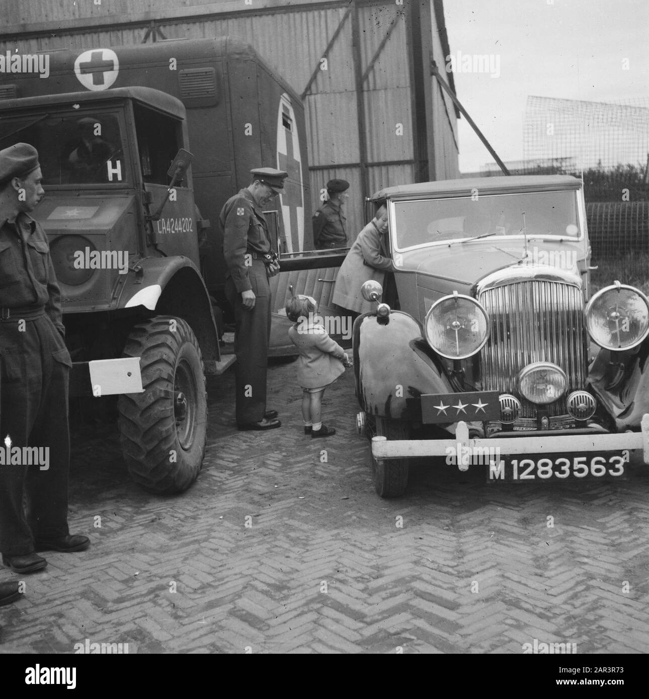 Princess Juliana returns with her three daughters from Canada in ...