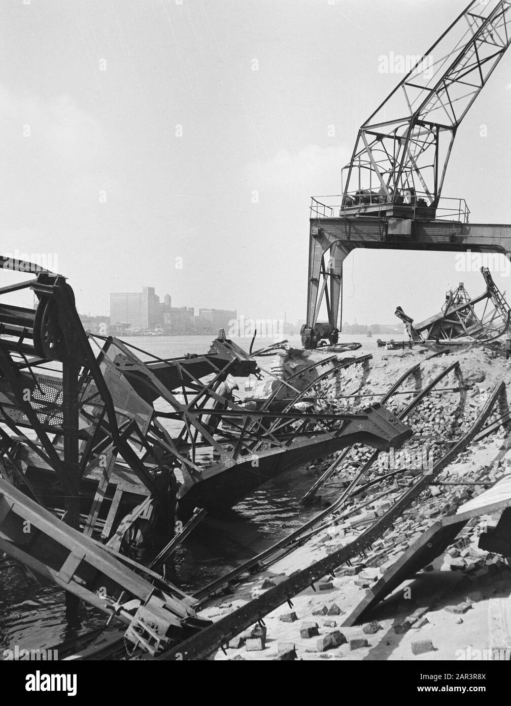 Devastations Rotterdam harbour (1945) second world war, destruction ...
