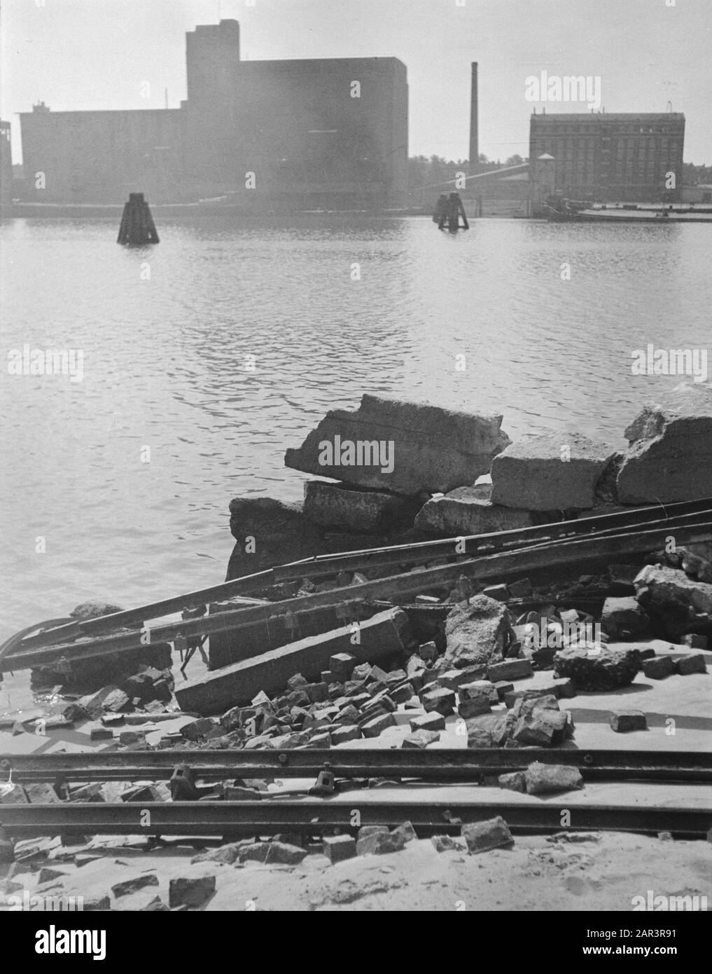 Devastations Rotterdam harbour (1945) second world war, destruction ...