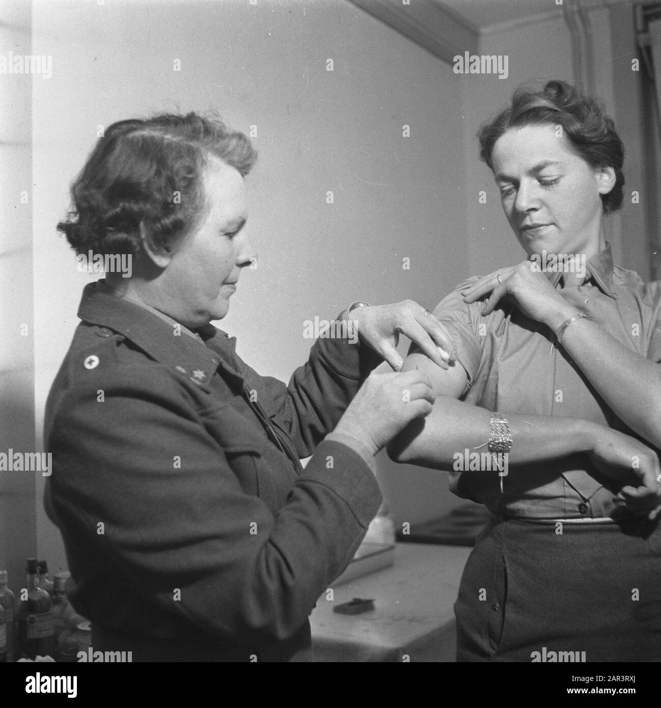 Training camp for the Women's Help Corps in Bouvigne army, training ...