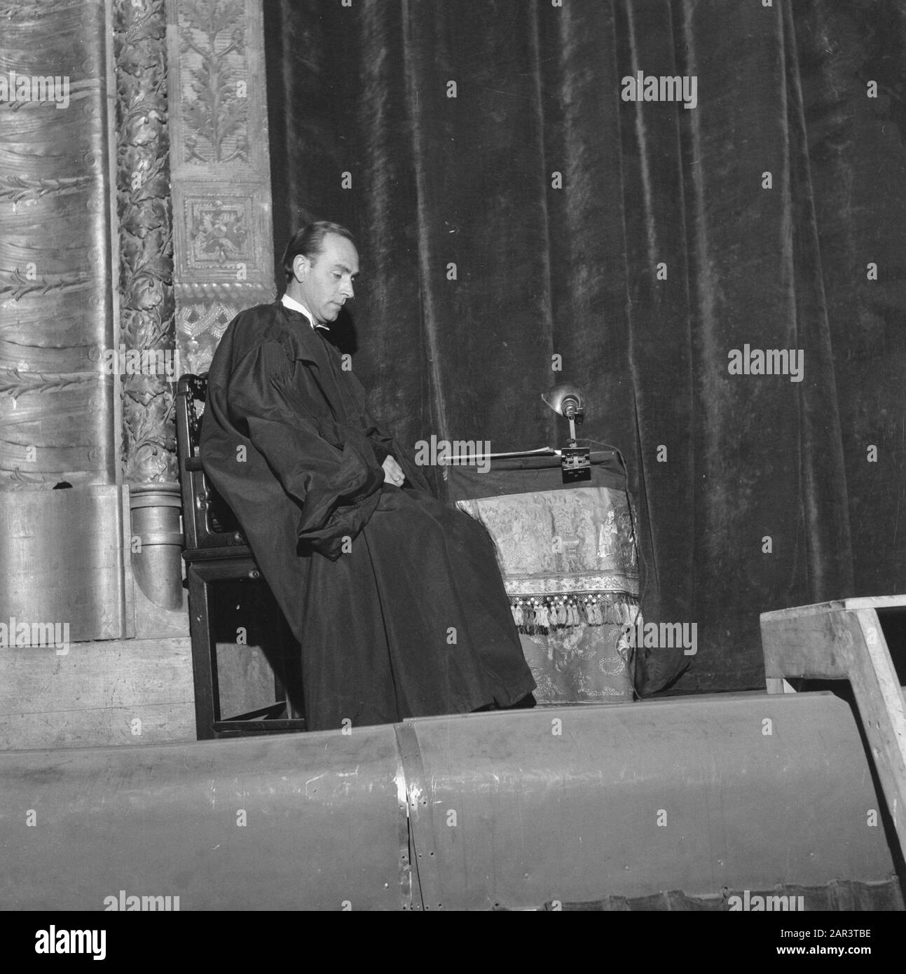 Toga seated hi-res stock photography and images - Alamy