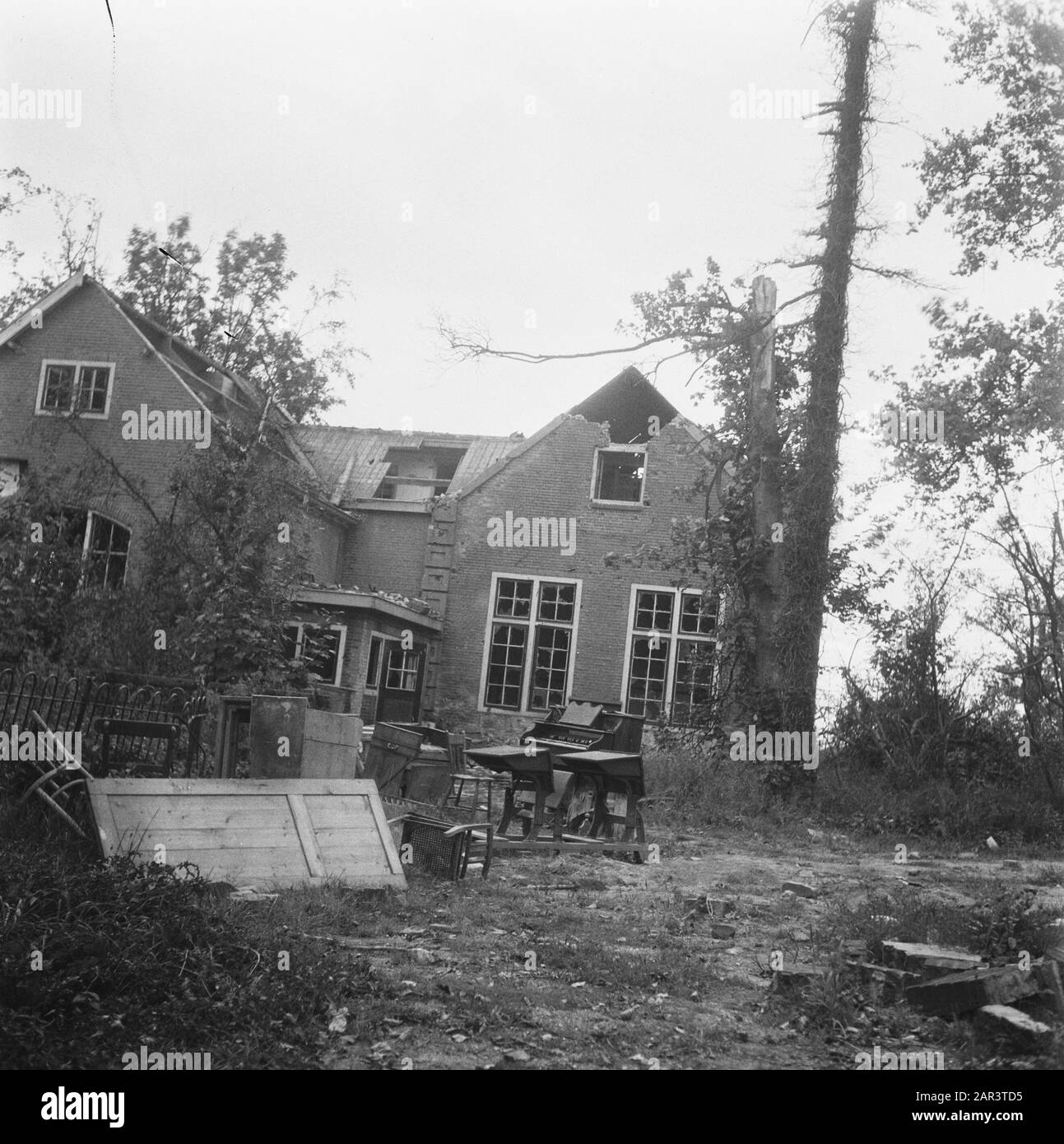 Destroyed school building war hi-res stock photography and images - Alamy