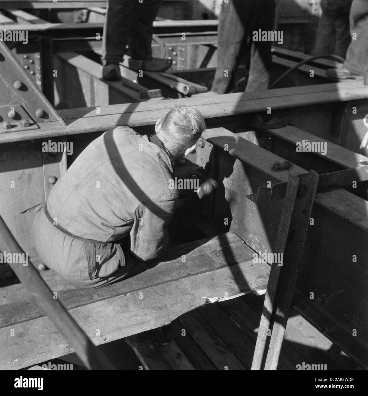 Mounting a bridge arch of the Waterloobridge in the bridge at ...