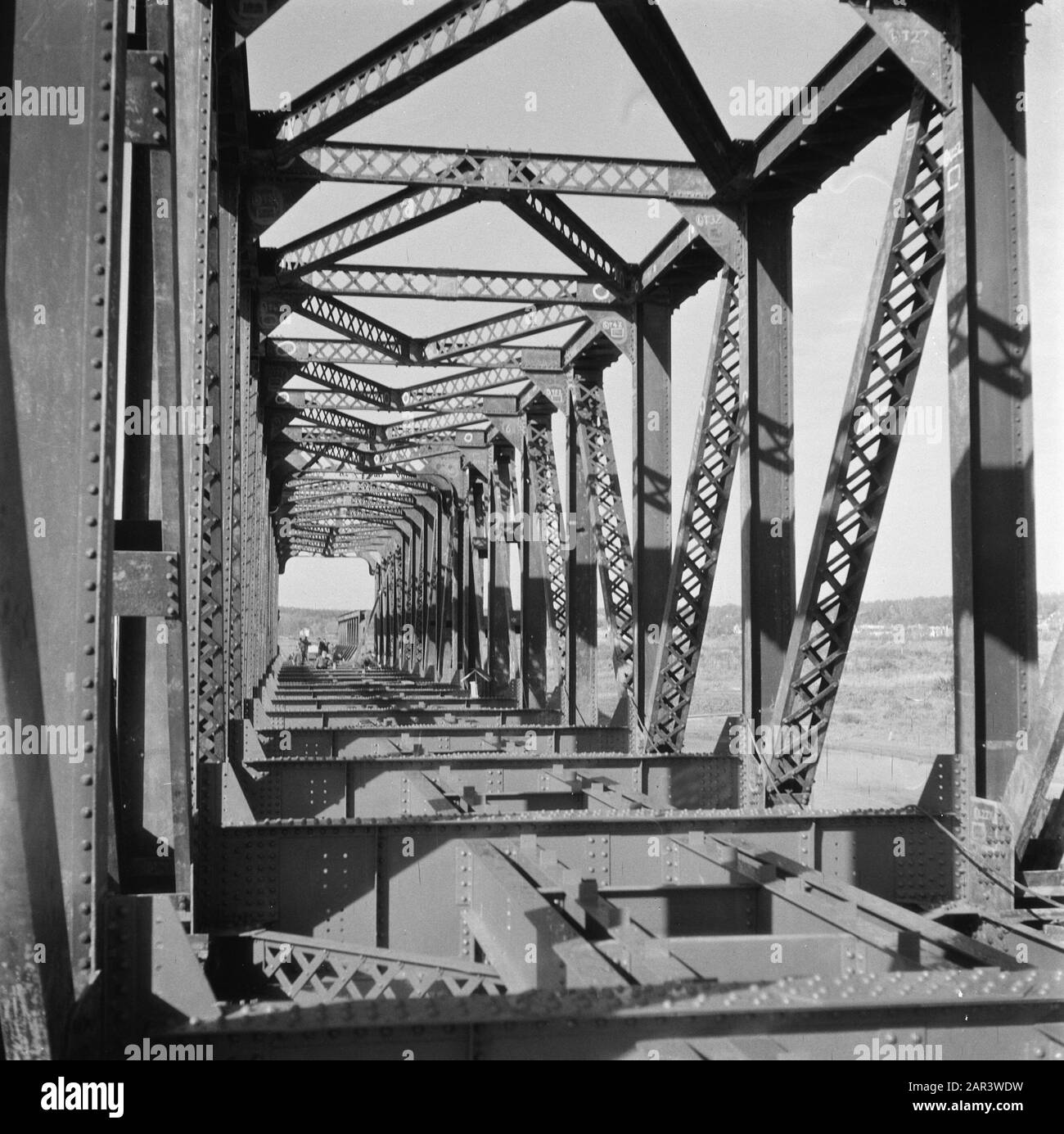 Mounting a bridge arch of the Waterloobridge in the bridge at ...