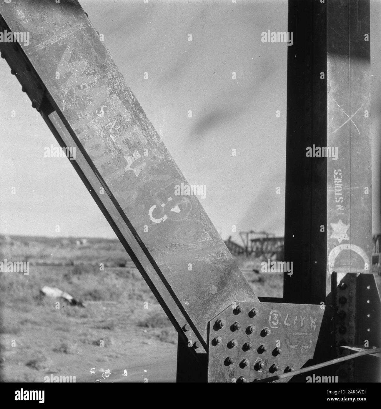 Mounting a bridge arch of the Waterloobridge in the bridge at ...
