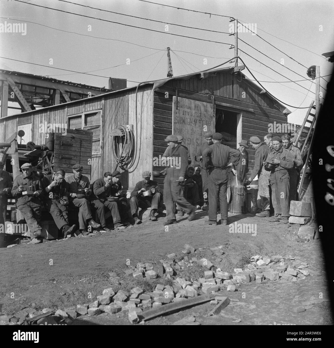 Mounting a bridge arch of the Waterloobridge in the bridge at ...