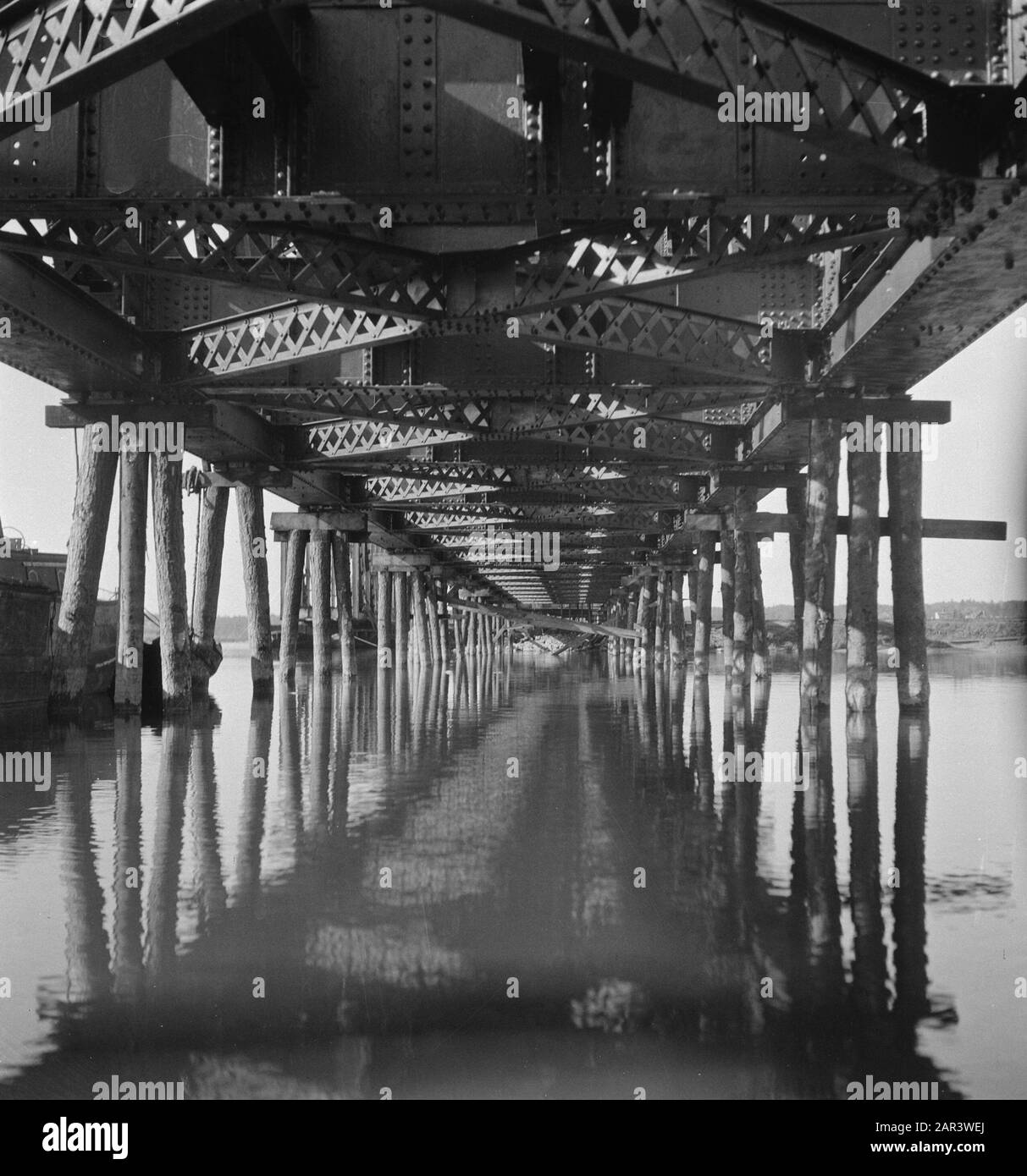 Mounting a bridge arch of the Waterloobridge in the bridge at ...