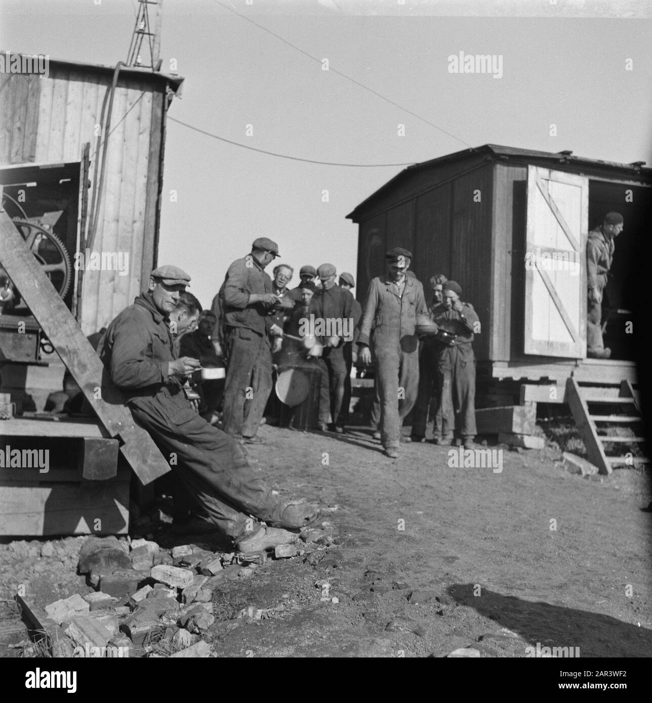 Mounting a bridge arch of the Waterloobridge in the bridge at ...