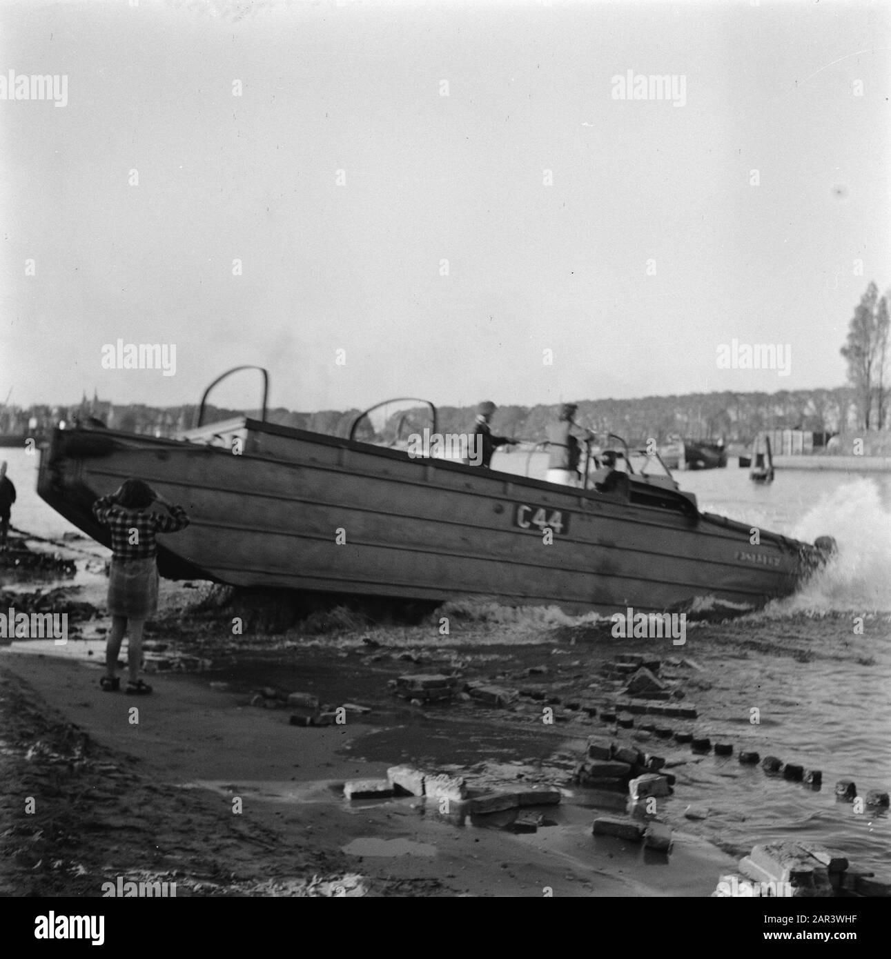 Dukw military amphibious vehicle hi-res stock photography and images ...