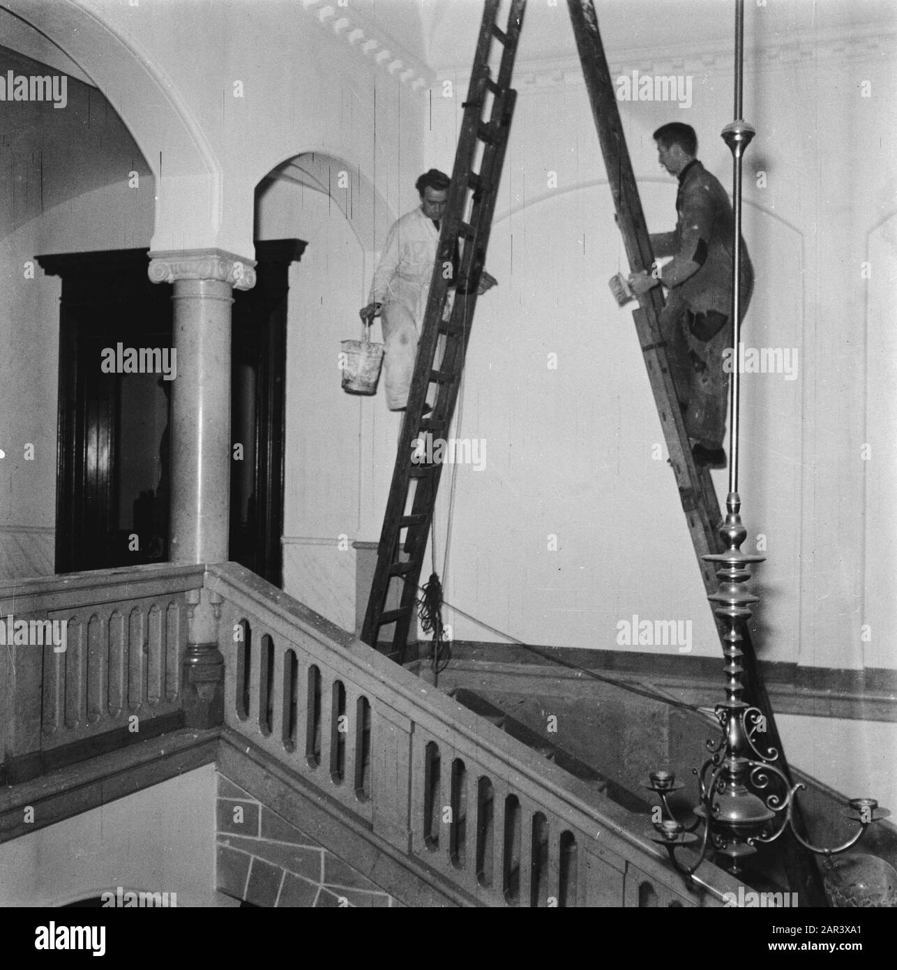 Former illegal workers under construction Black and White Stock Photos ...
