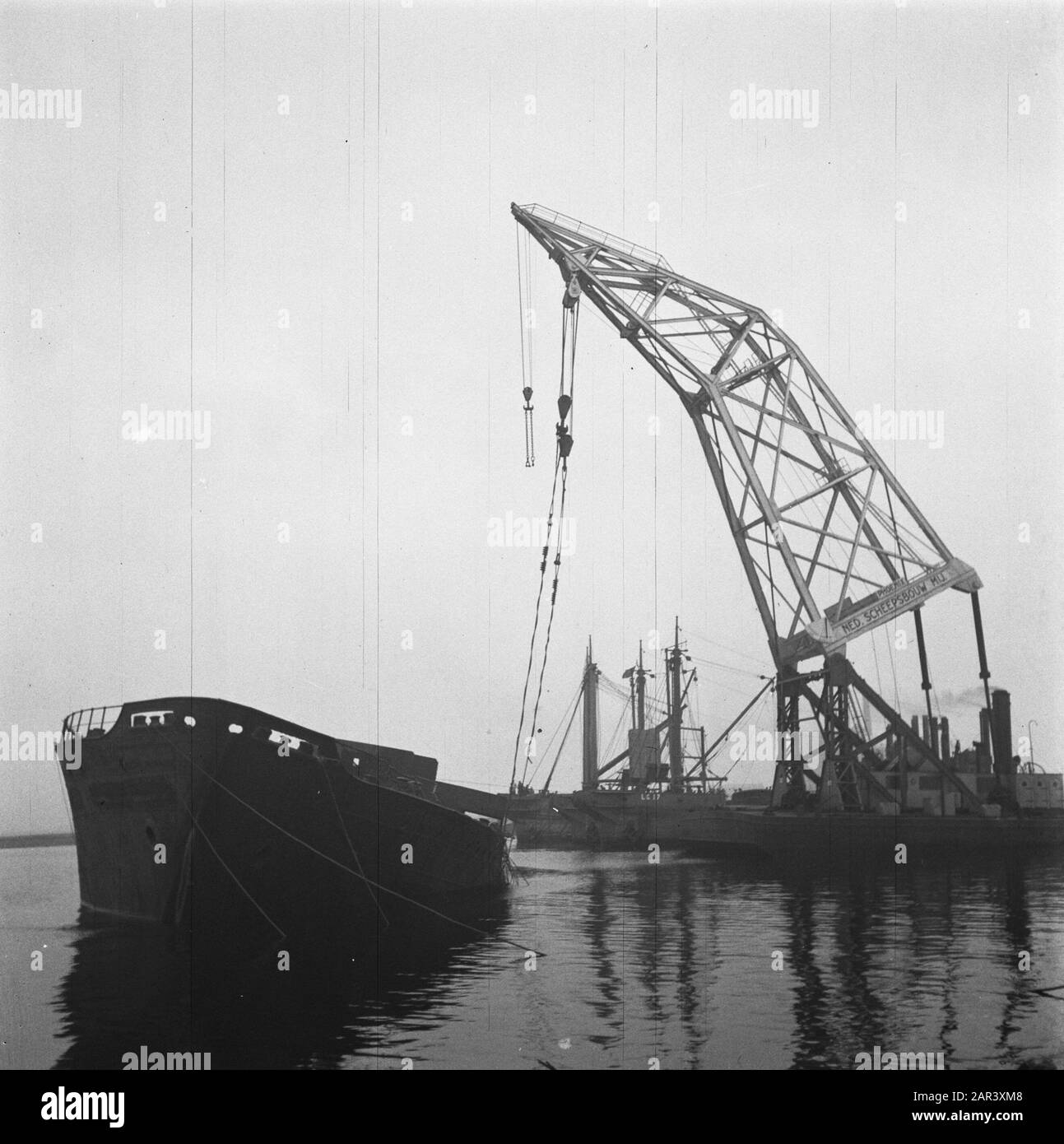 Light of a ship Date: November 30, 1945 Keywords: lights, ships, World ...