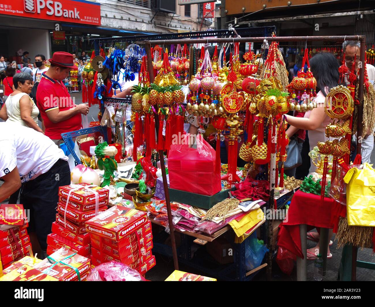 Manila, Philippines. 25th Jan, 2020. Shoppers are seen on the streets of Binondo to buy foods ...