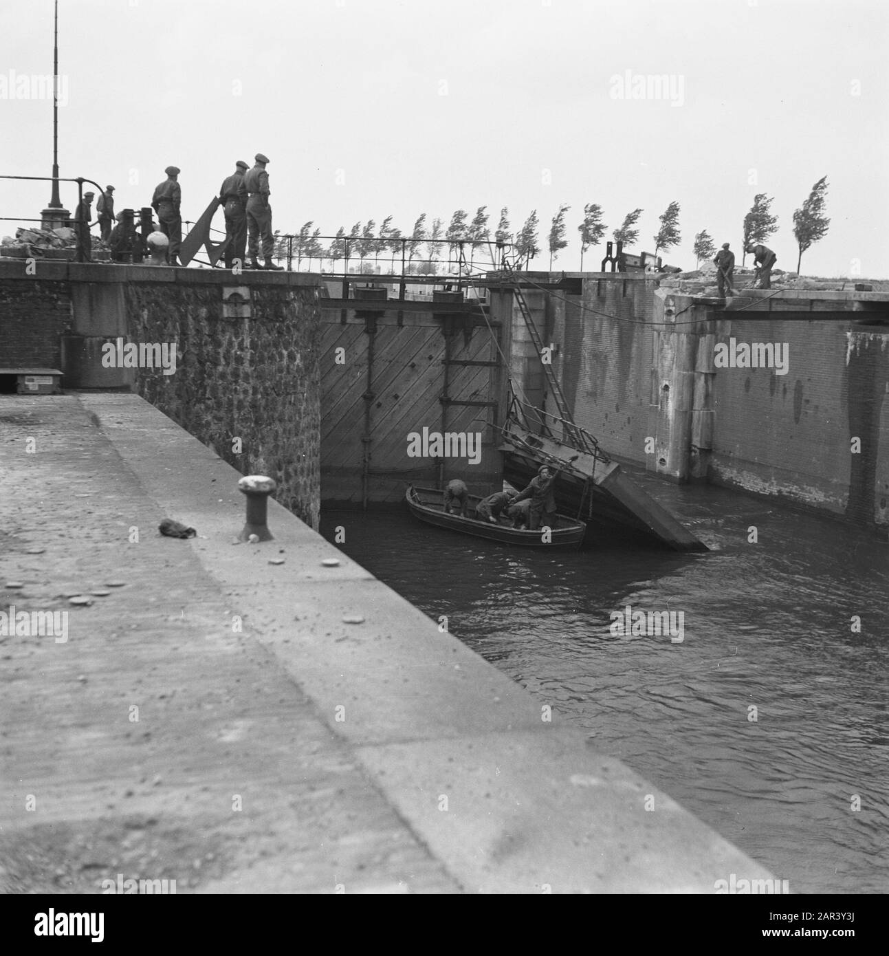 Hold the boat Black and White Stock Photos & Images - Alamy