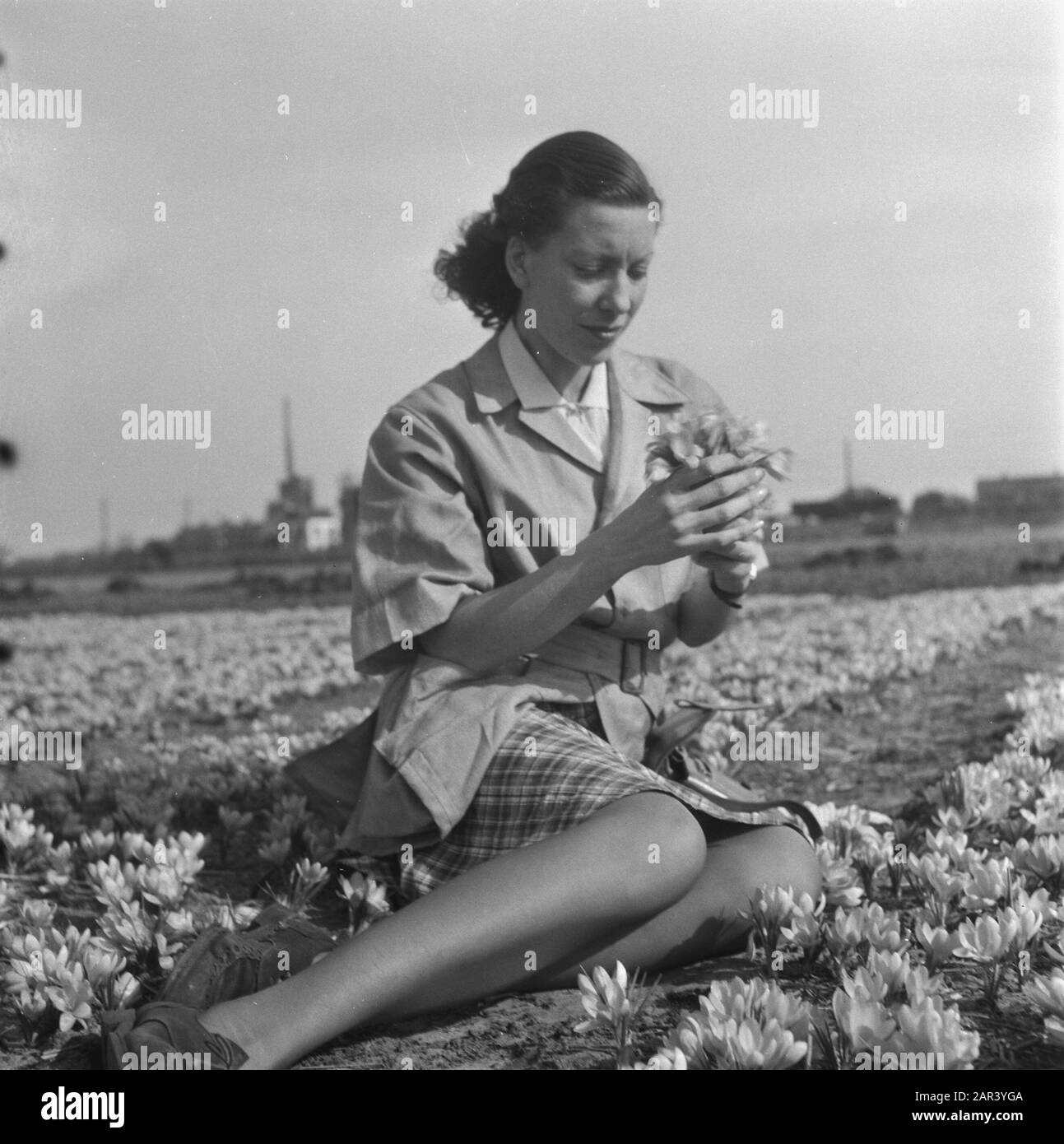 Girl planting flower bulbs hi-res stock photography and images - Alamy