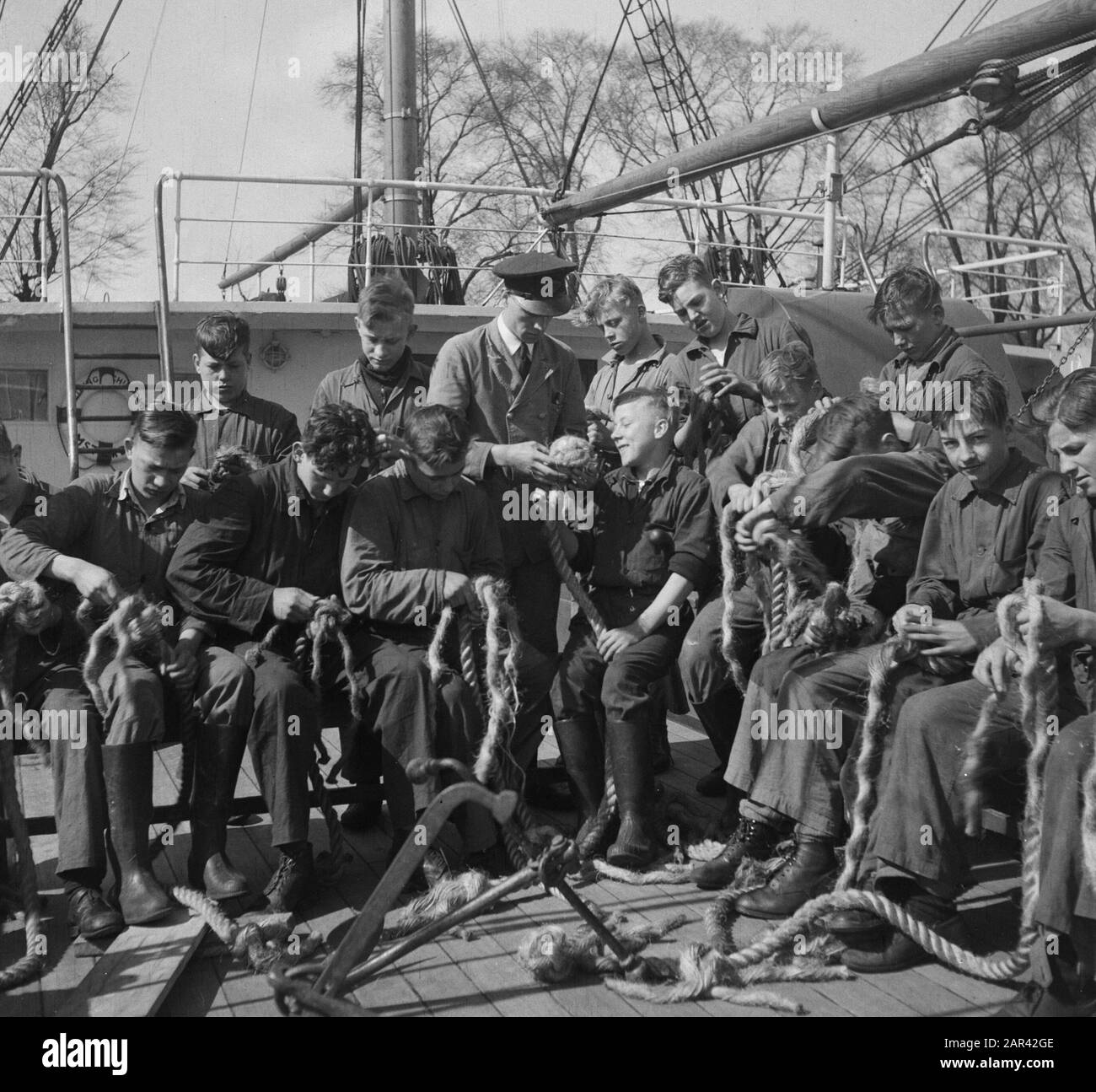 100 sailors hi-res stock photography and images - Alamy