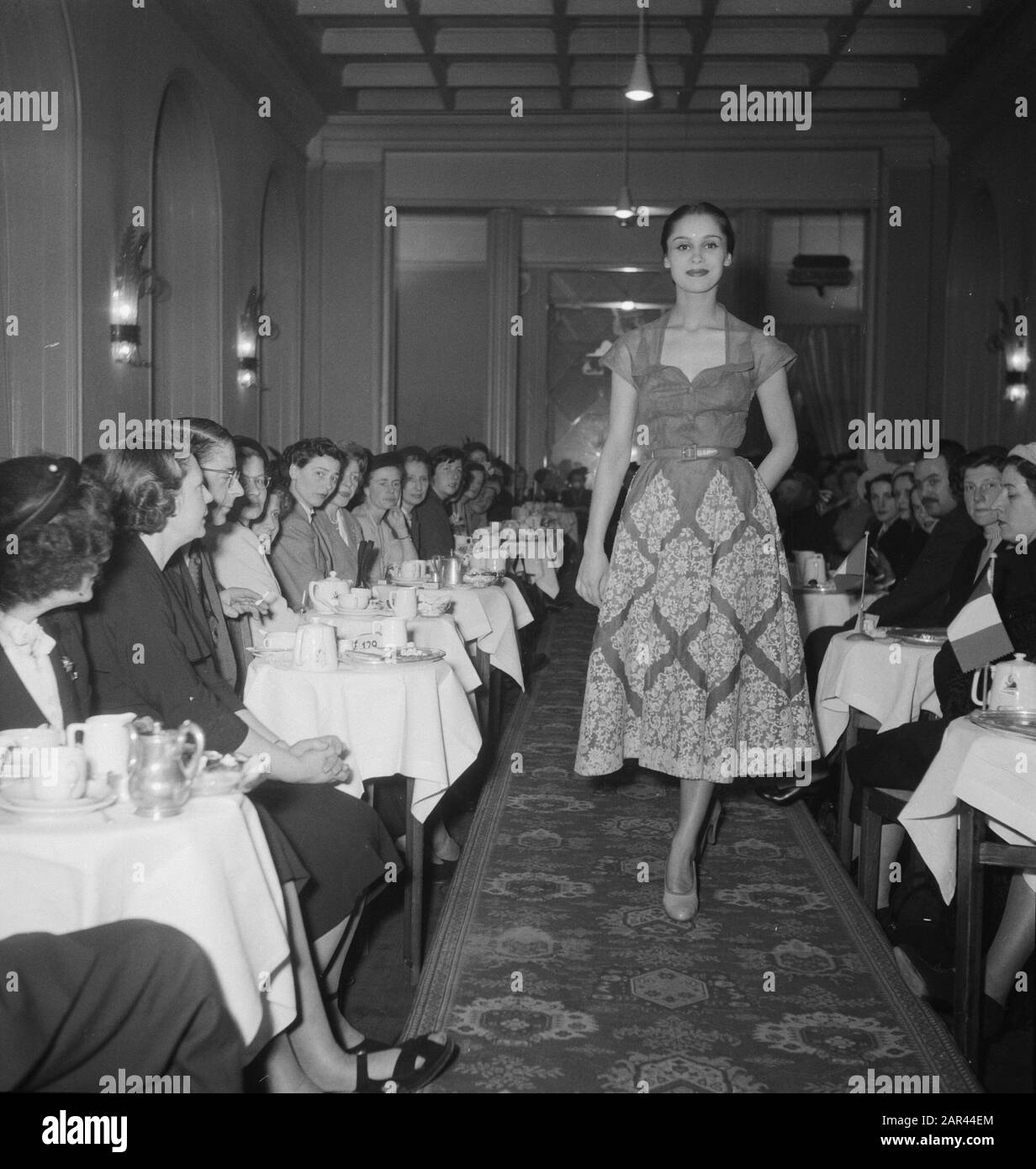 Show Balmain at Victoriahotel Date: 8 April 1951 Keywords: SHOWS ...