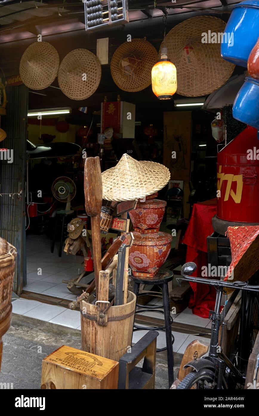 Chinese shop selling traditional Chinese items and bric a brac in ...