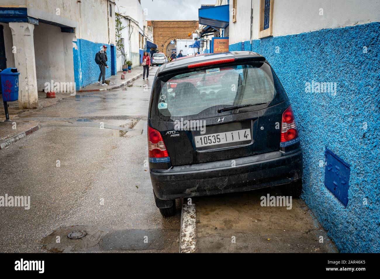 Car parked next to house hi-res stock photography and images - Alamy