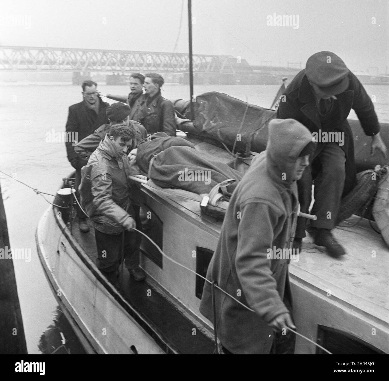 Watersnood 1953 [Flooding Plates] . Evacuees on yacht Date: 6 February ...
