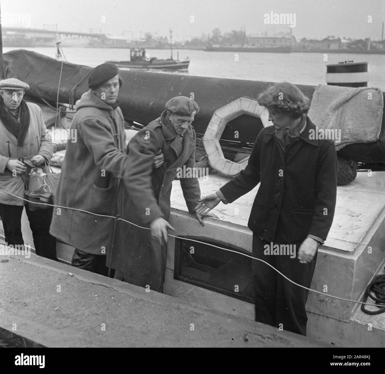 Watersnood 1953 [Flooding Plates] . Evacuees on yacht Date: 6 February ...