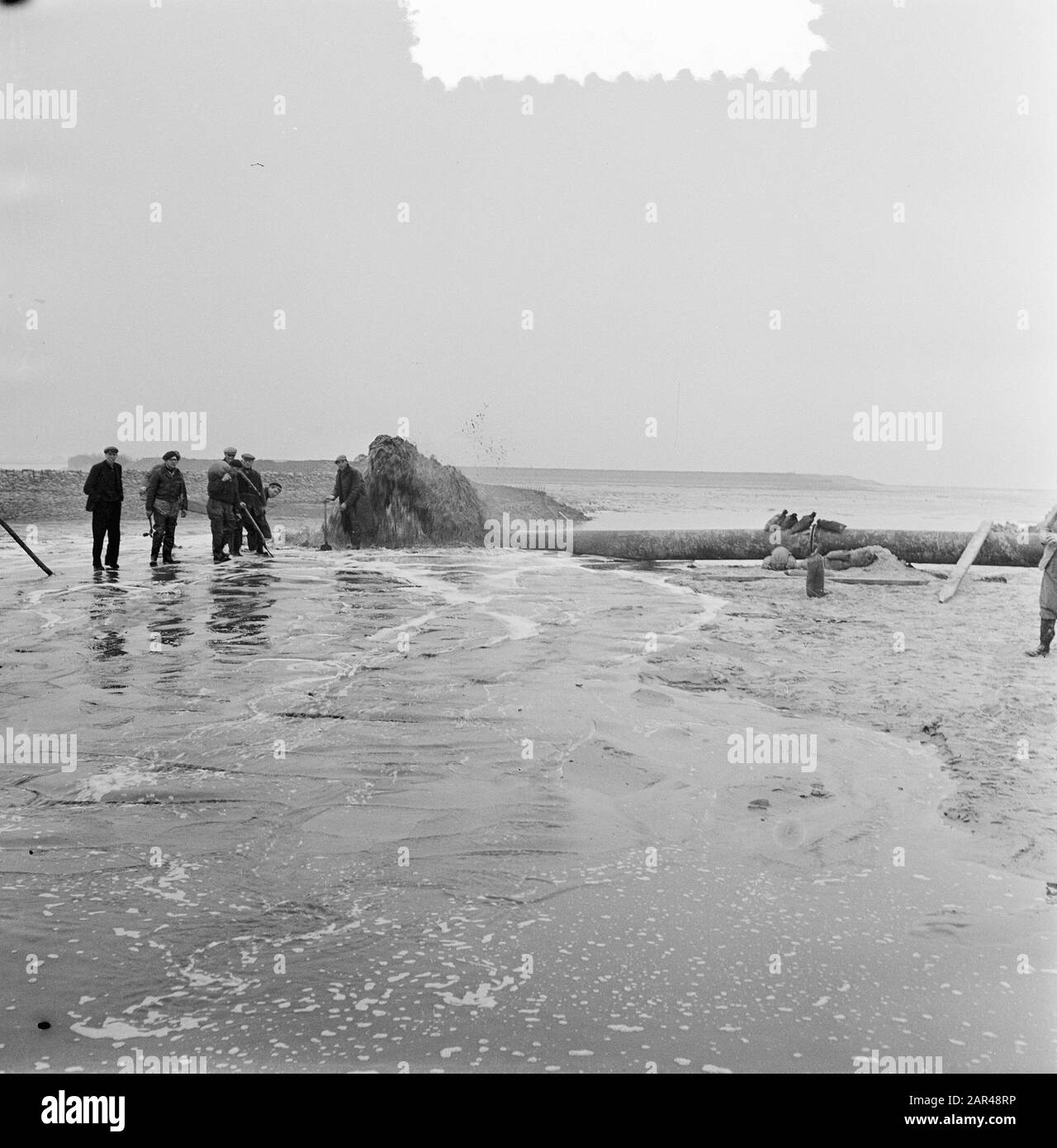 Large hole in dike island Tholen Date: March 5, 1953 Location: Tholen ...