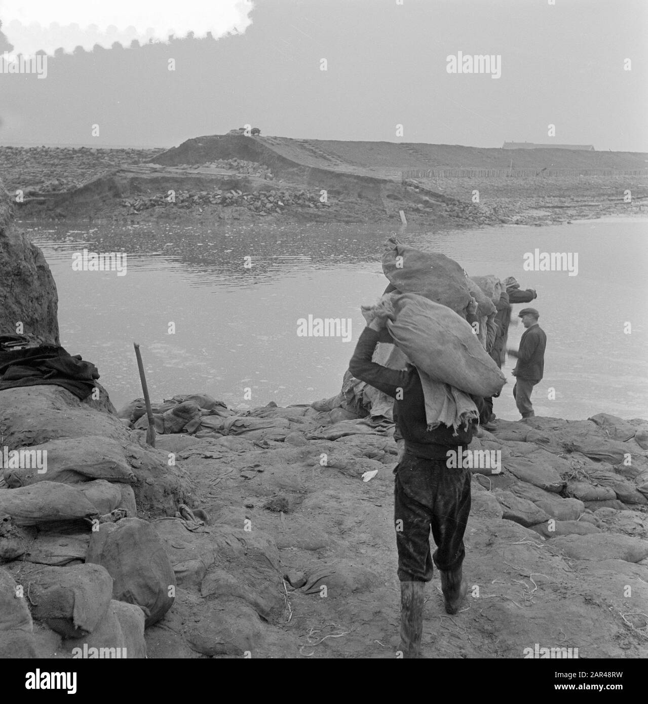 Large hole in dike island Tholen Date: March 5, 1953 Location: Tholen ...