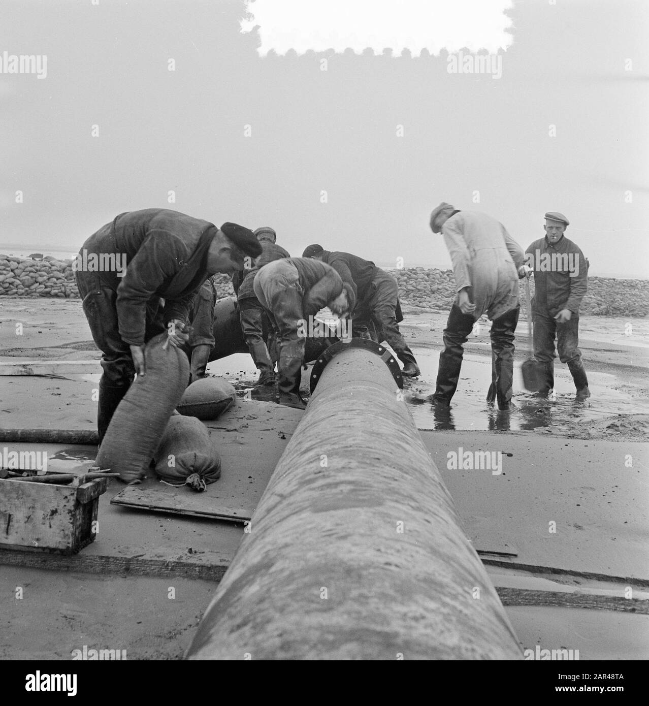 Large hole in dike island Tholen Date: March 5, 1953 Location: Tholen ...
