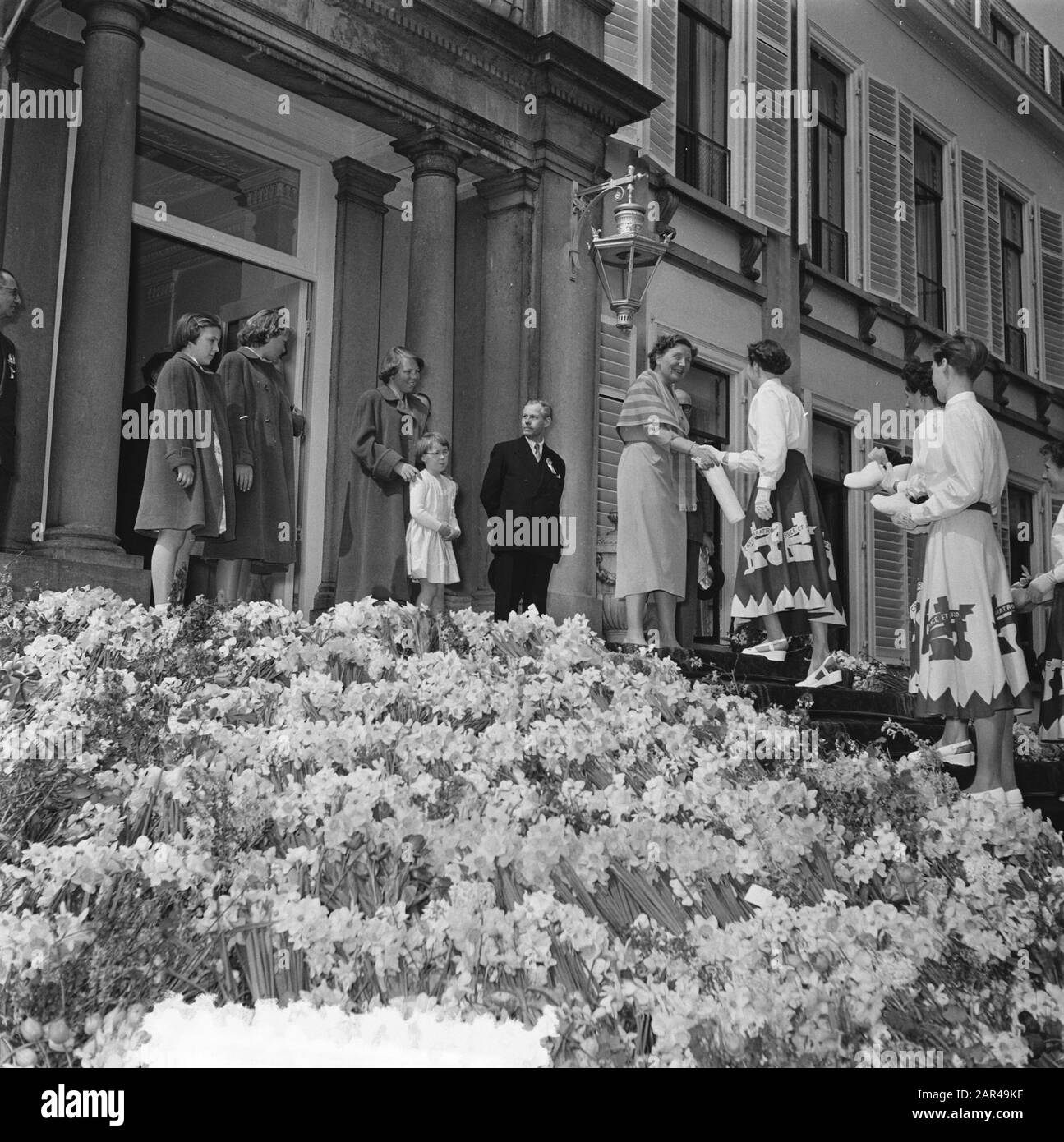 Birthday Queen Juliana Soestdijk, defile, signs with Royal family Date ...