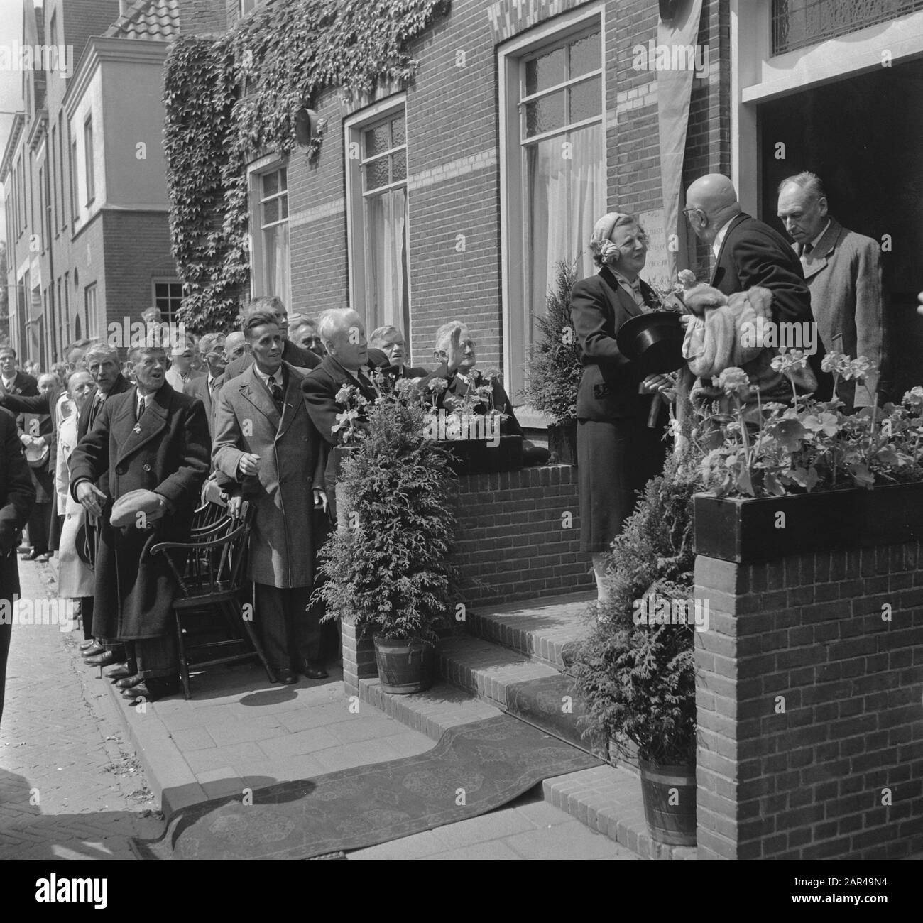 Queen tour 1954 Black and White Stock Photos & Images - Alamy