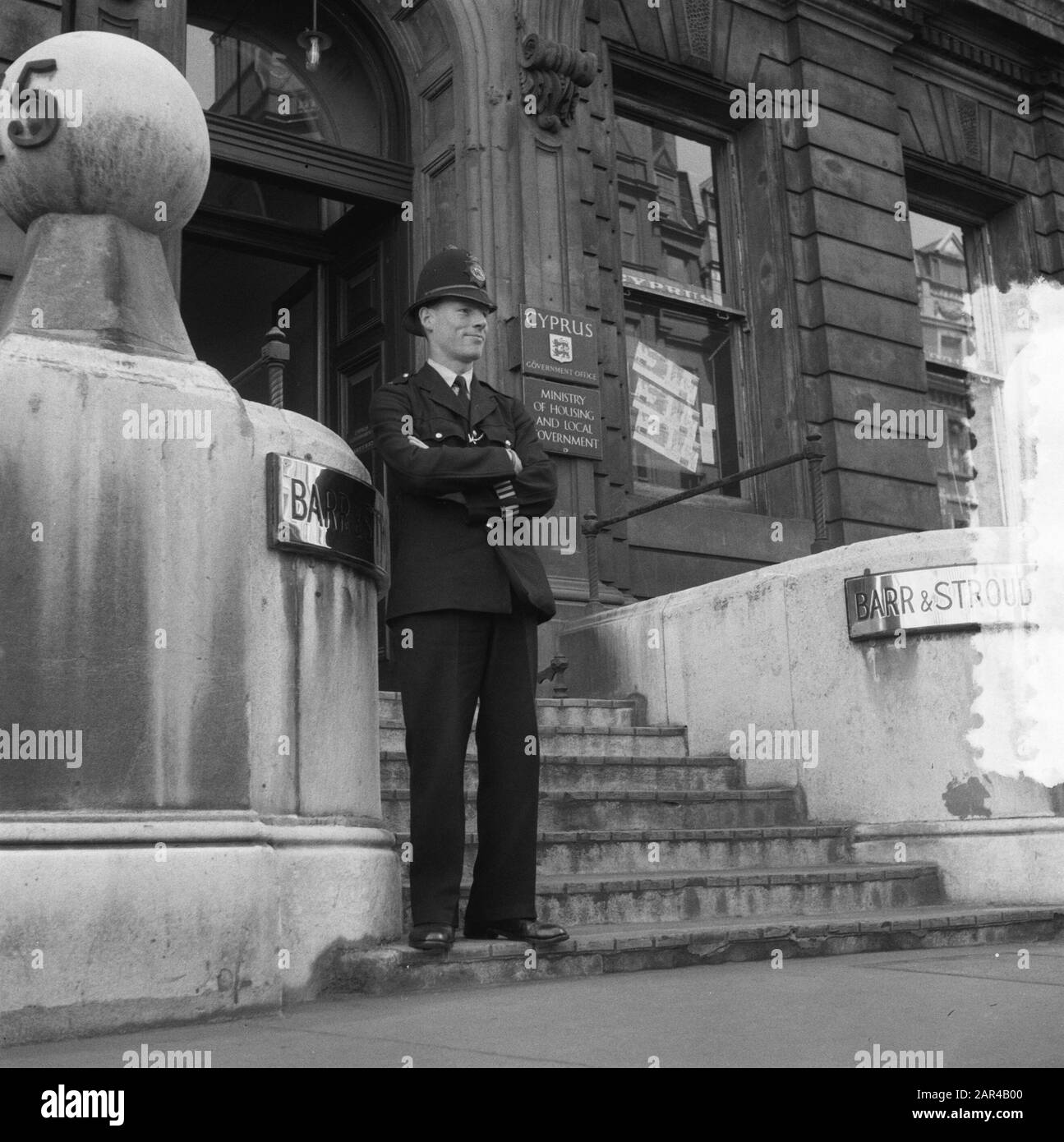 London bobby hi-res stock photography and images - Alamy