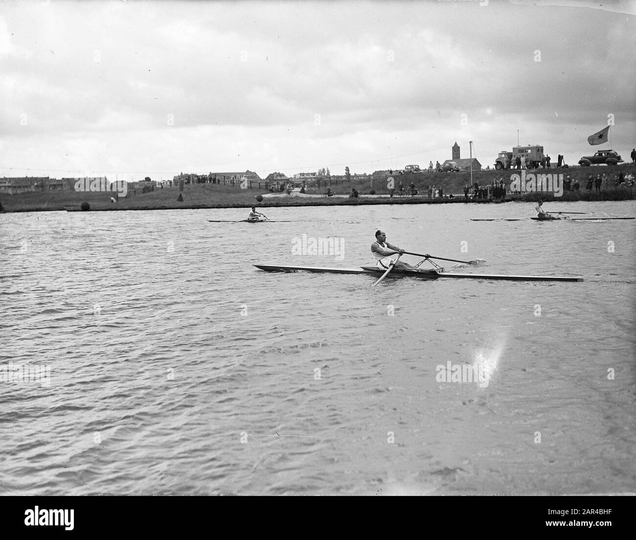 Professional athletes rowing boats competition hi-res stock photography ...