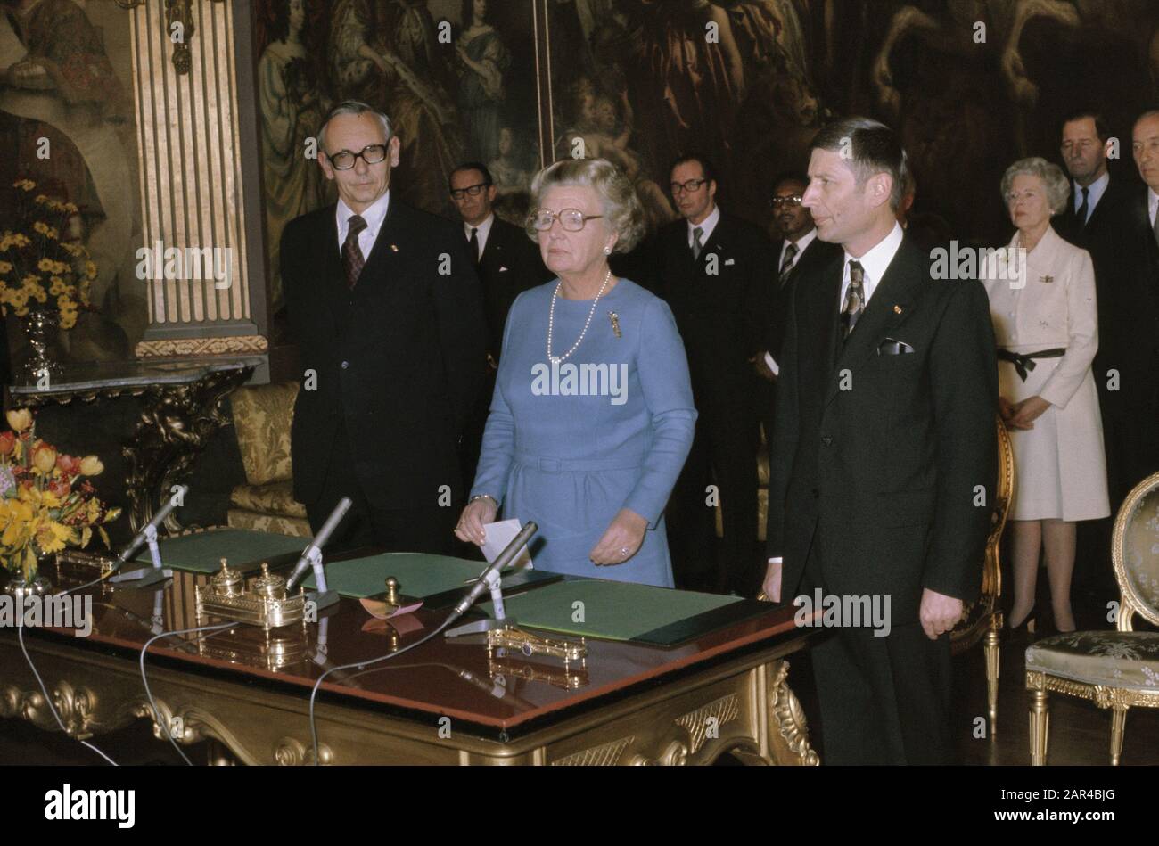 Queen juliana signs deed hi-res stock photography and images - Alamy