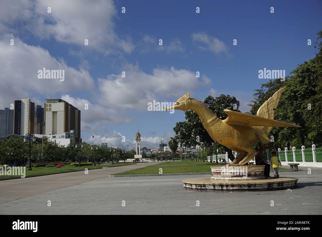 Golden bird statue hi-res stock photography and images - Alamy