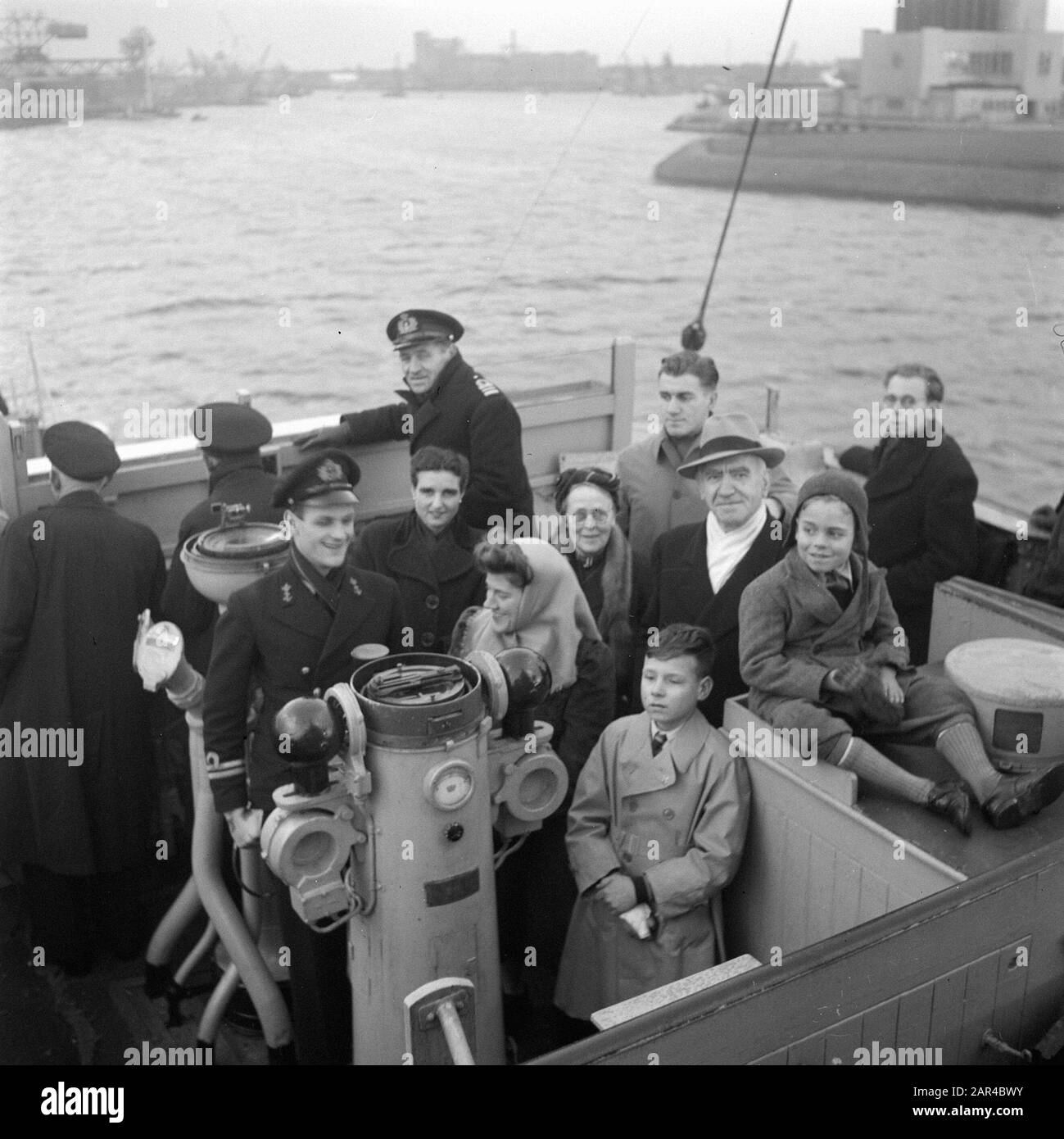 Tour with Hr. Ms. Dan. John Maurits of Nassau (F802). Citizens posing ...