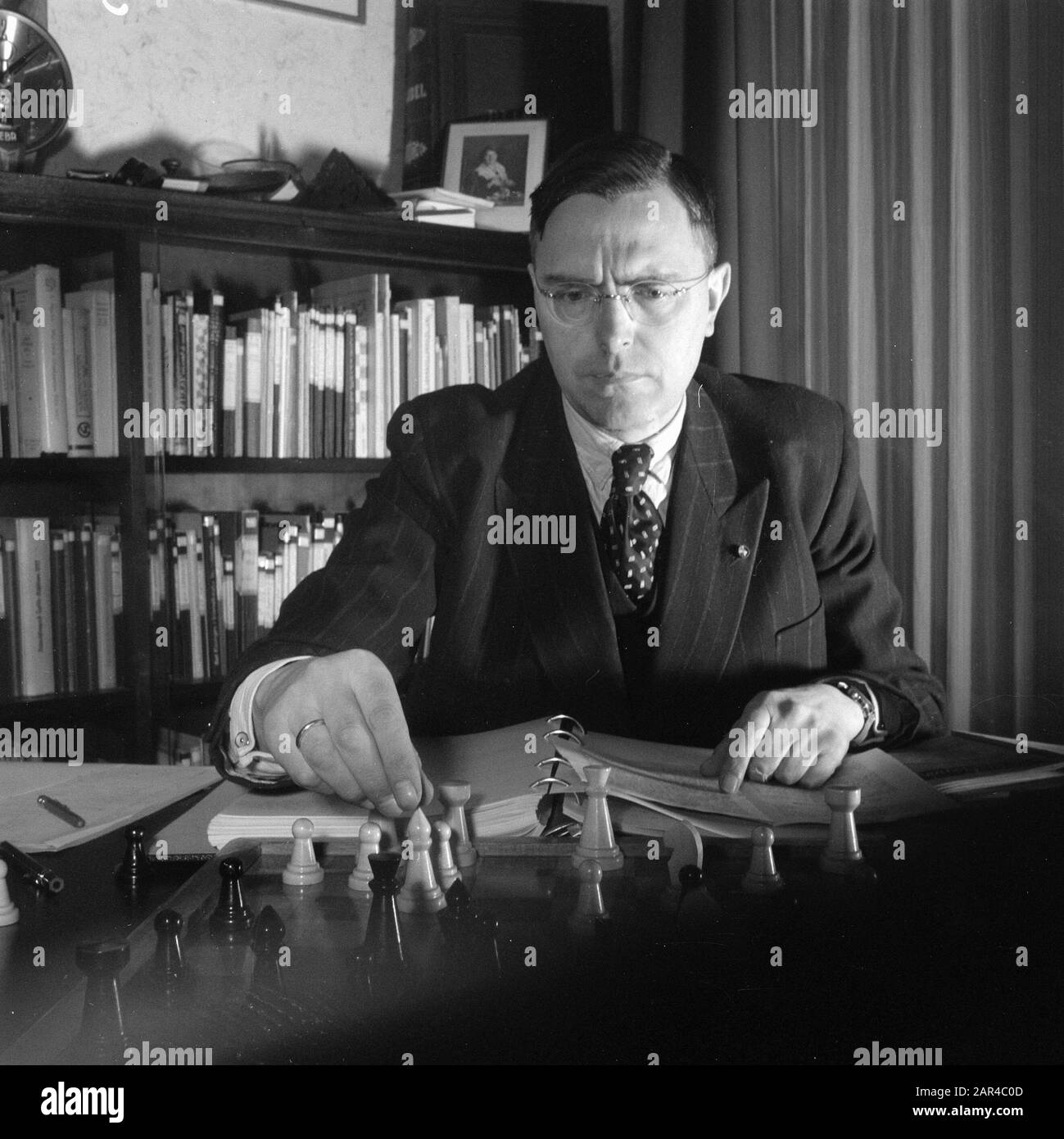 Dr. Euwe at the chess study Date: February 17, 1948 Personal name: Dr ...