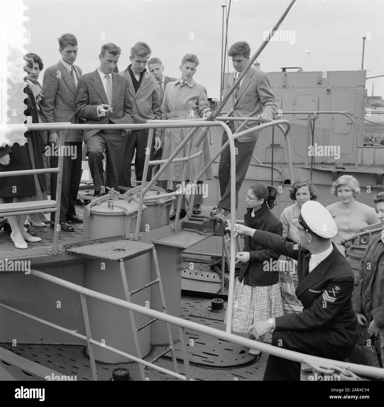 Submarine service 50 years Date: 29 May 1957 Keywords: SUBARD SERVICES ...