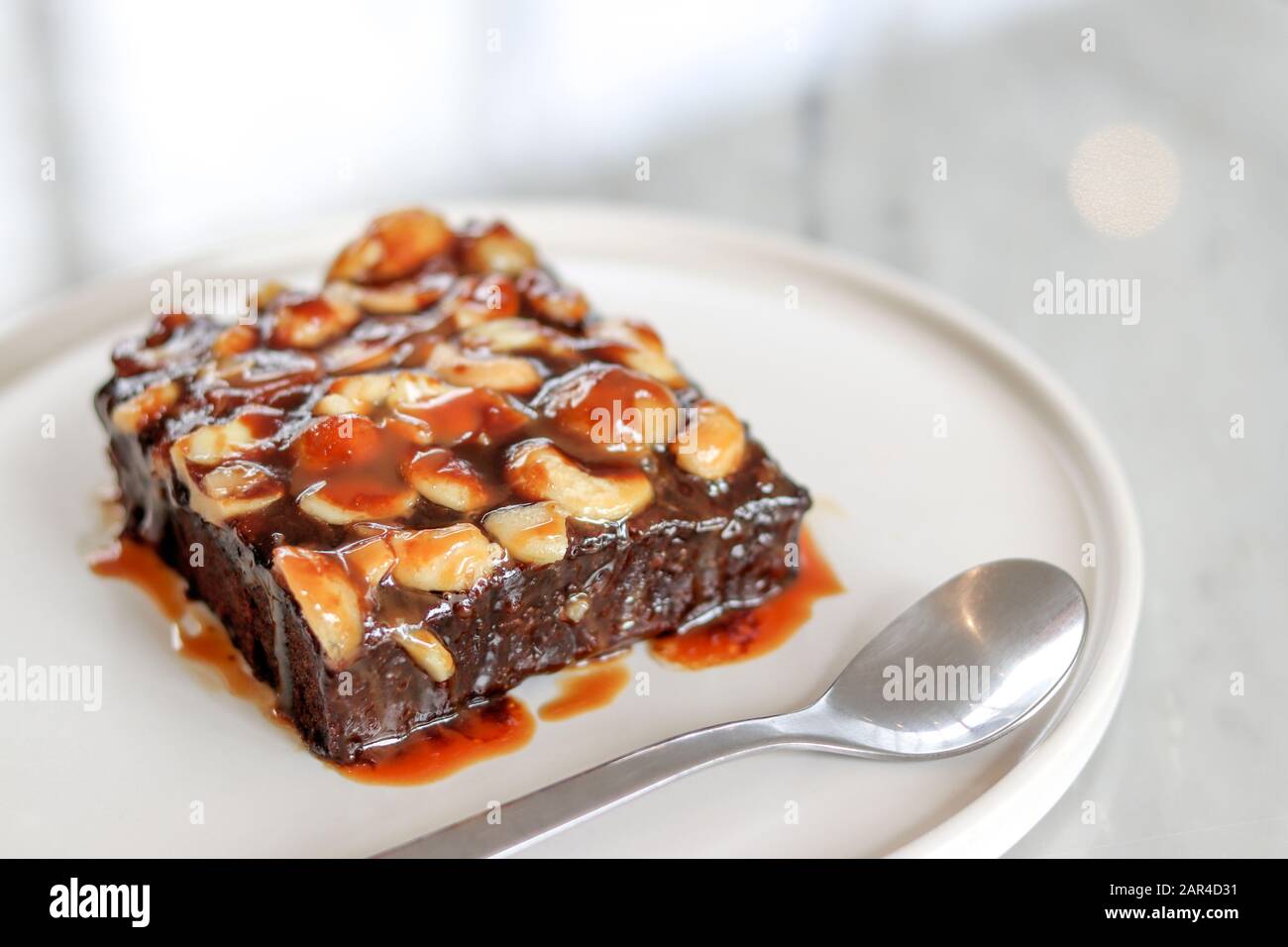 Toffee layer cake hi-res stock photography and images - Alamy