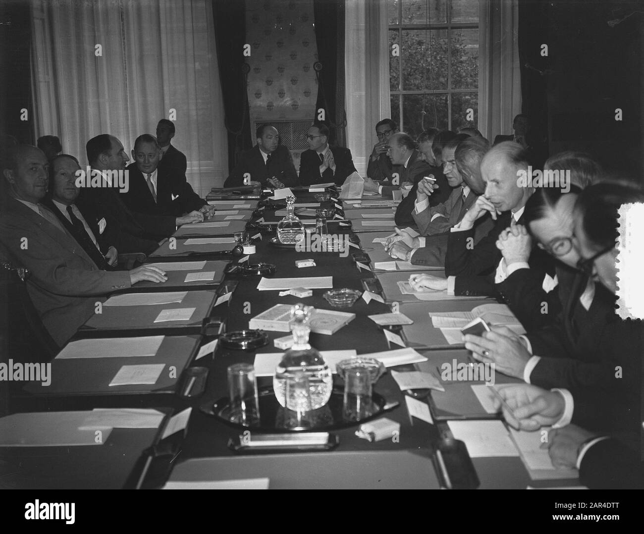 Minister of Foreign Affairs in discussion with Ambassadors Den Haag ...