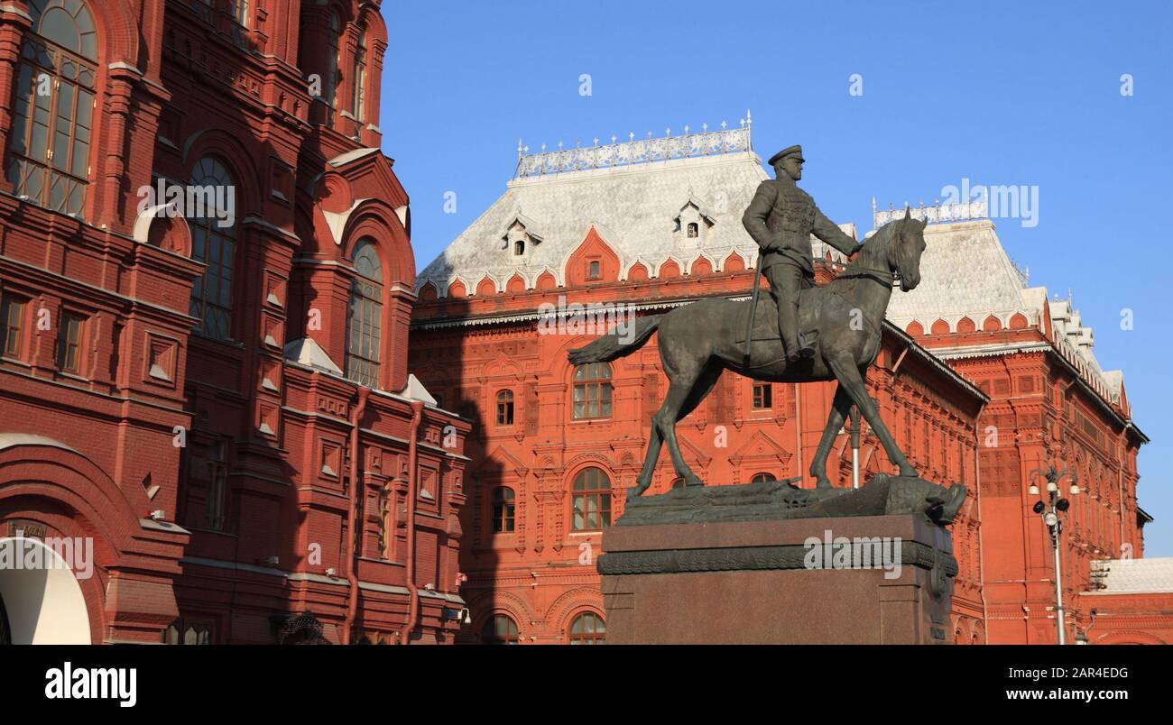 historic museum and statue Stock Photo - Alamy