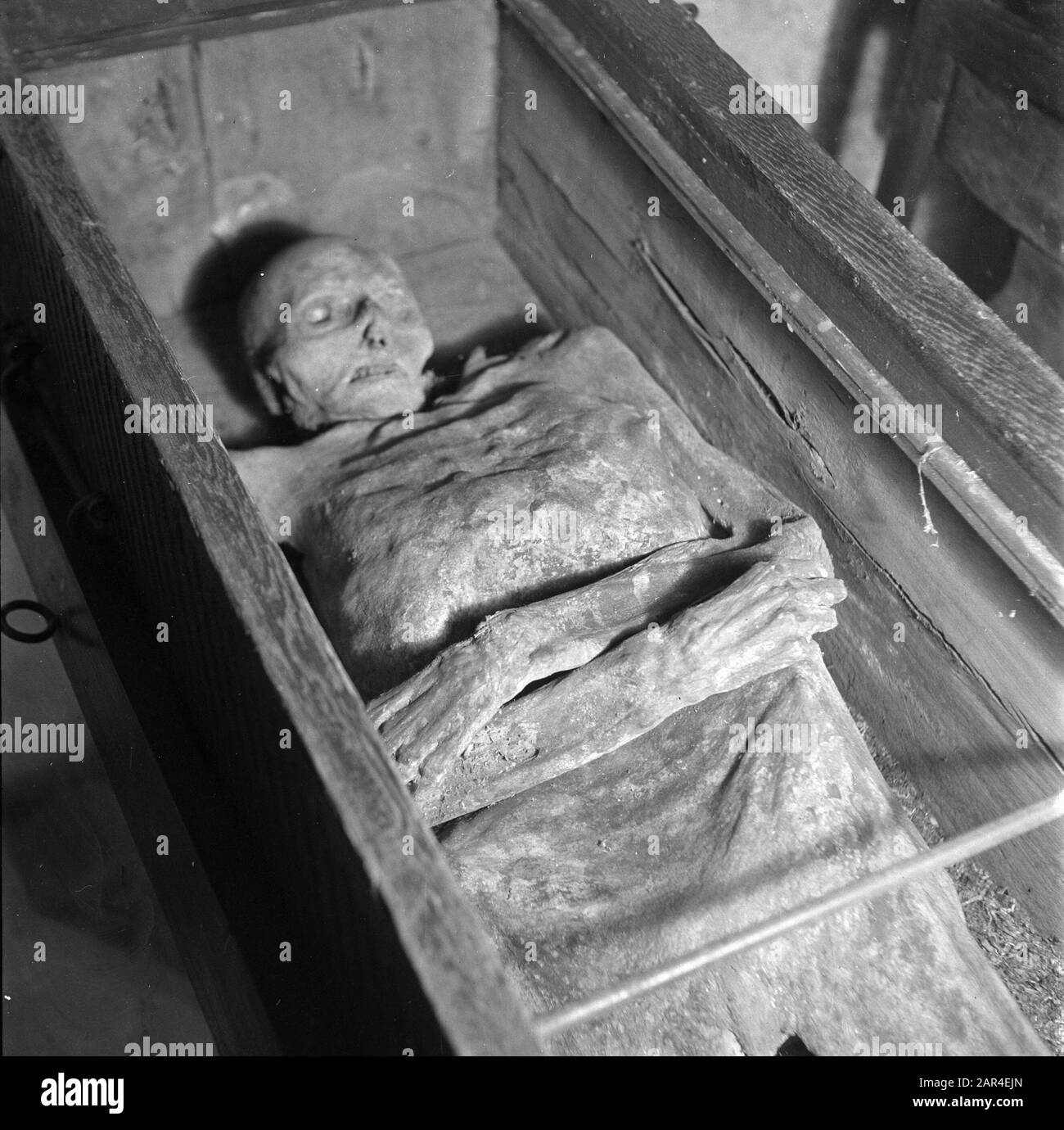 Tomb cellar Wiewerd Date: 2 January 1946 Location: Friesland, Wieuwerd ...