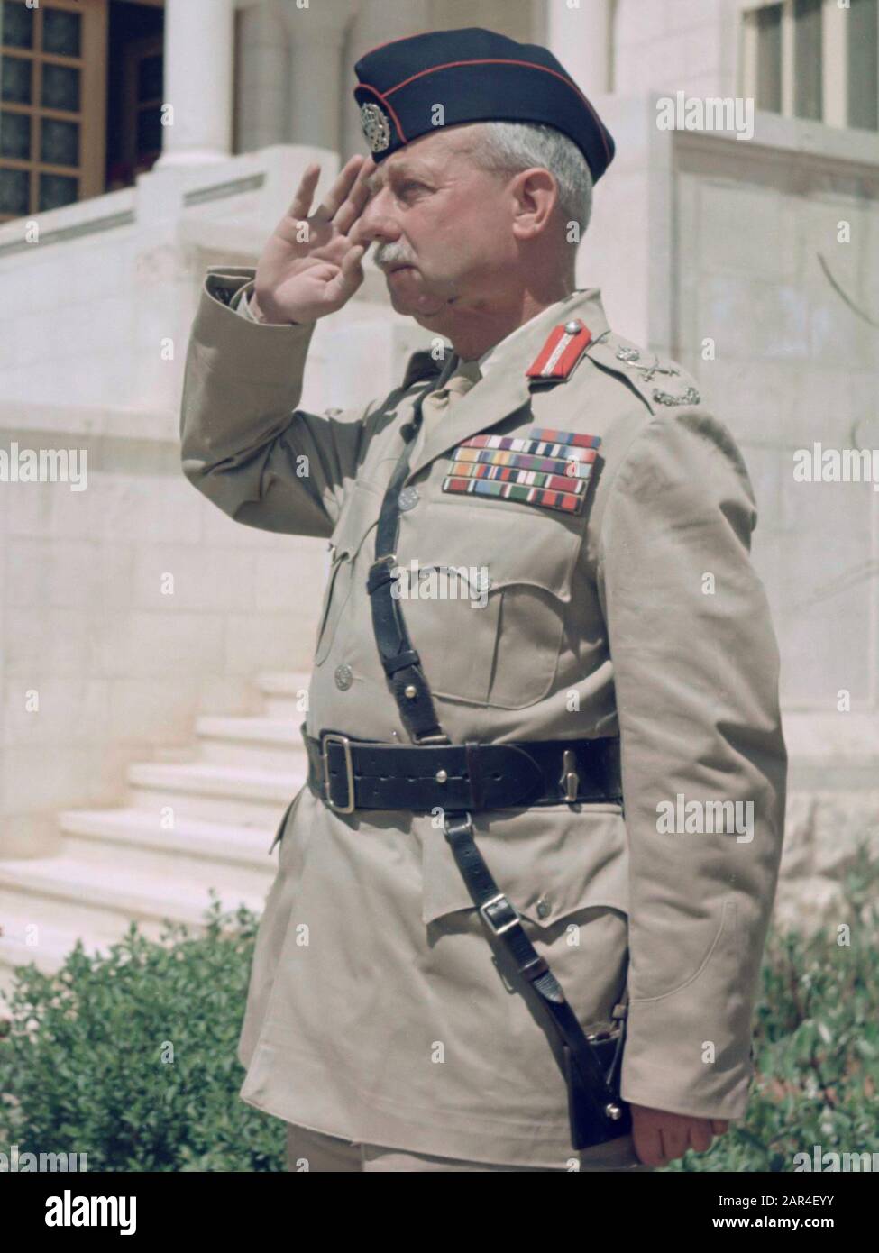 Glubb Pasha en koning Hussein bij een parade van de erewacht van het ...