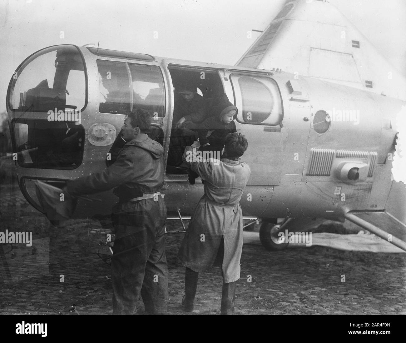Watersnood 1953 Rescue child by helicopter Date: February 5, 1953 ...