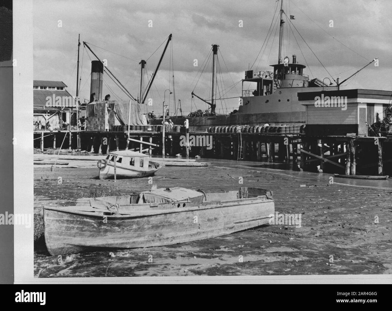 London docks 1940 hi-res stock photography and images - Alamy