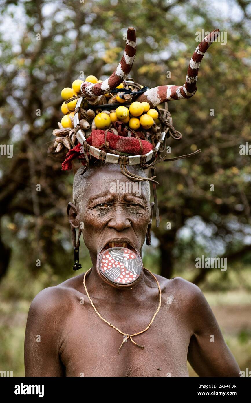 OMO VALLEY, ETHIOPIA - AUGUST 11, 2018 : Woman from the african tribe ...