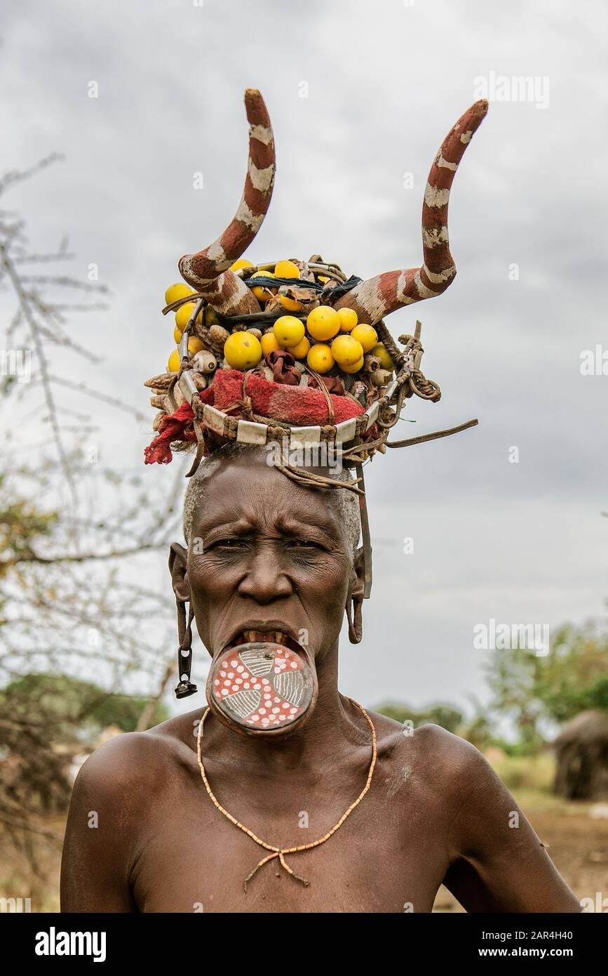 OMO VALLEY, ETHIOPIA - AUGUST 11, 2018 : Woman from the african tribe ...