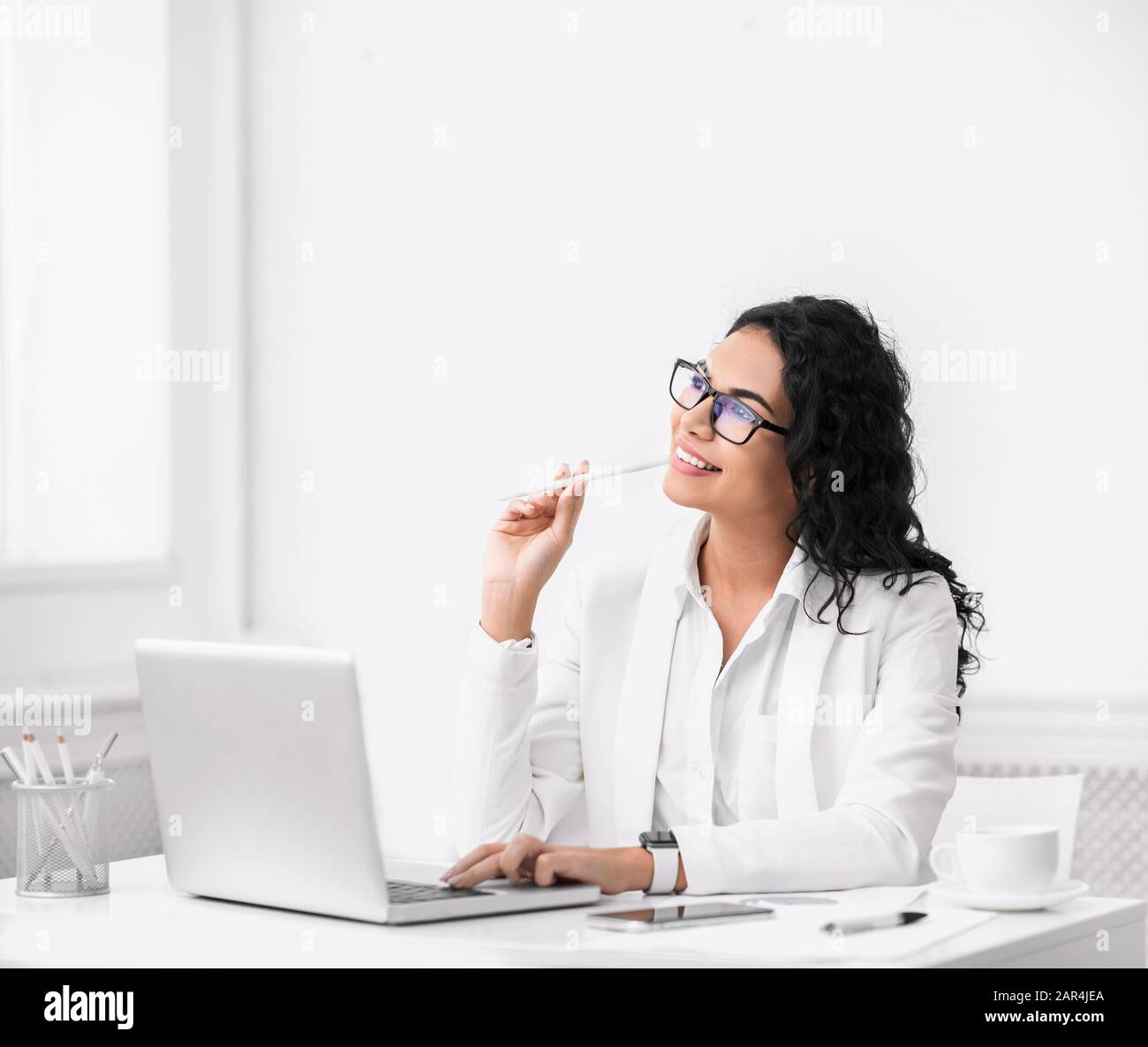 Smiling mexican woman hi-res stock photography and images - Alamy