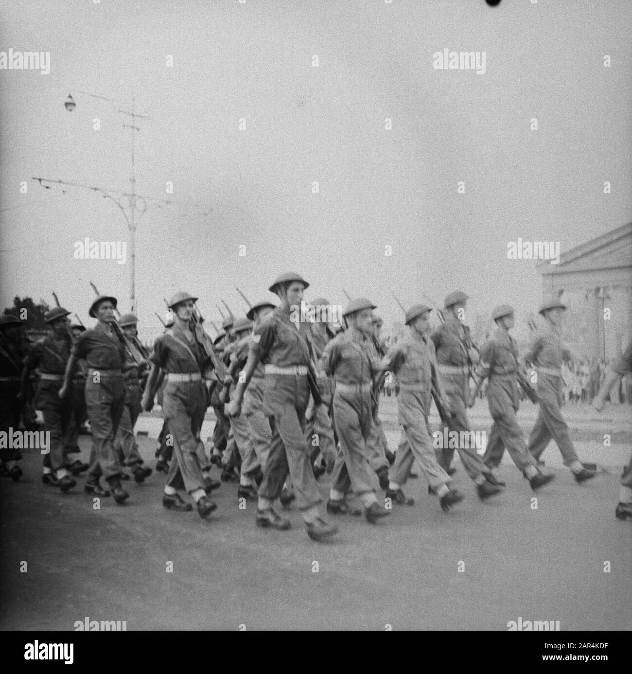 Parade en defilé [Surabaya] A detachment Infantry Date: 1947/03/01 ...