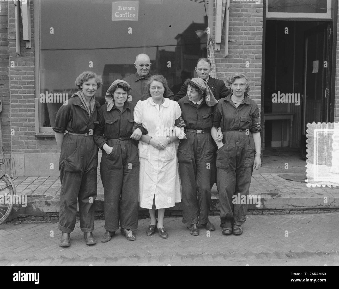 Haarlem girl helping hi-res stock photography and images - Alamy