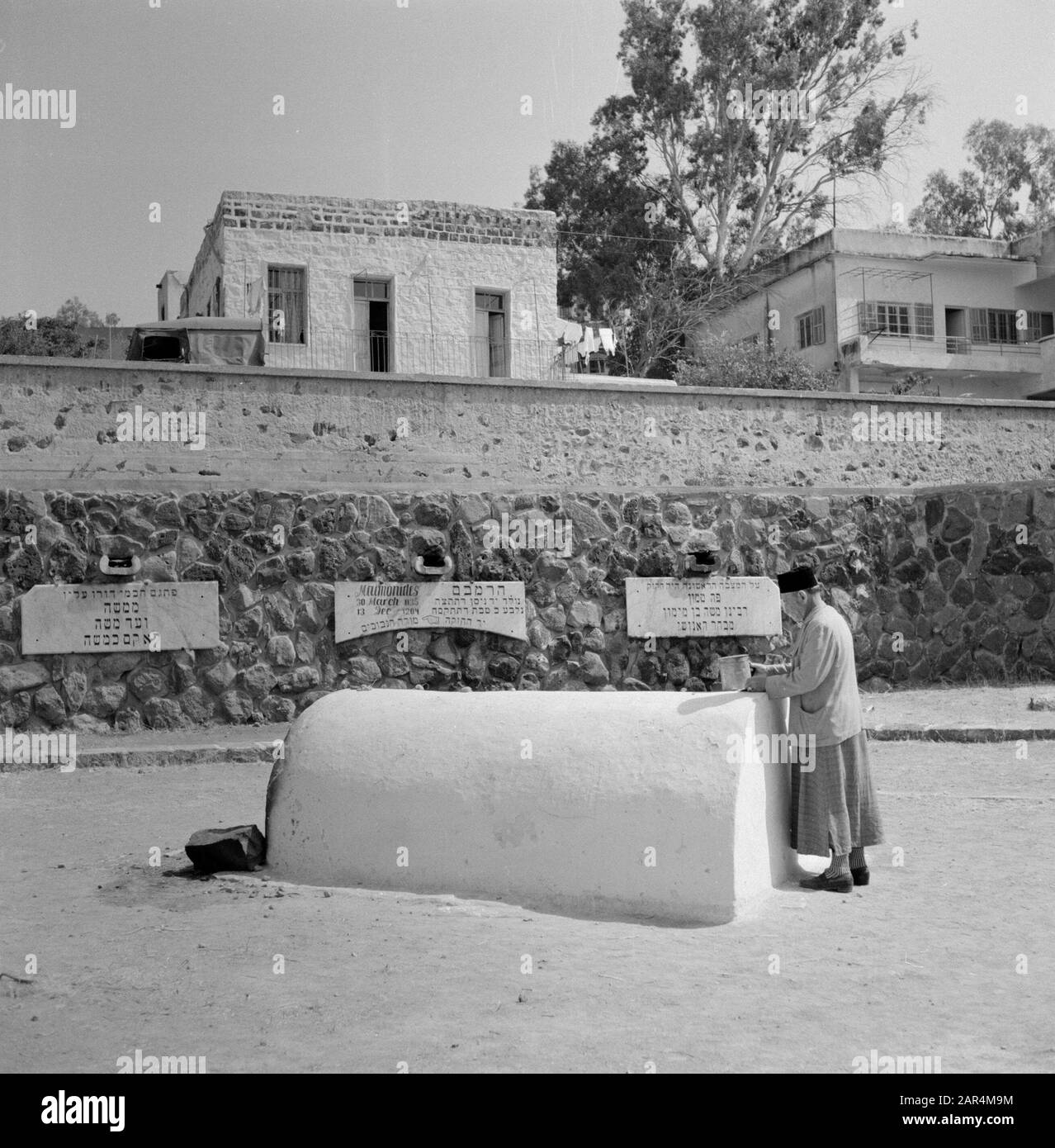 A supervisor at the grave of the philosopher and physician rabbi ...