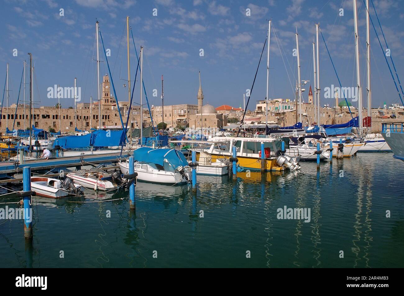 Boat port waterfront skyline hi-res stock photography and images - Alamy